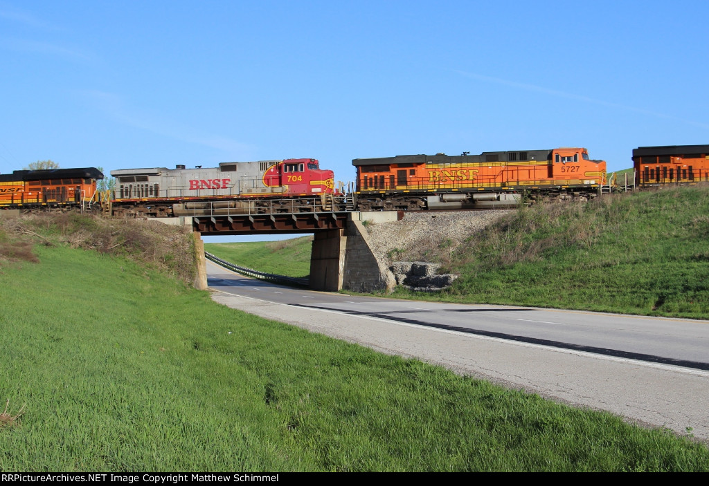 BNSF 704 & BNSF 5727